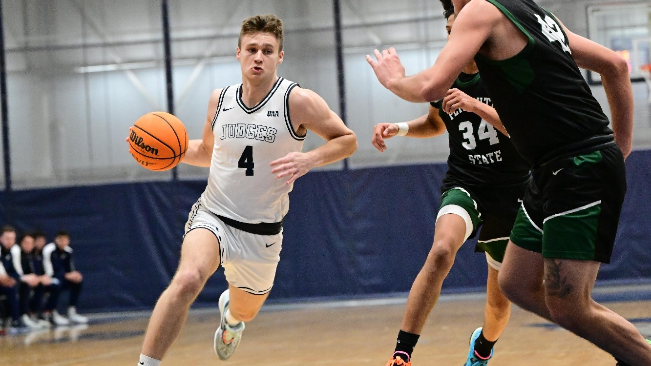 Bender nets career-high 17, but men fall on the road to #6 NYU in UAA ...