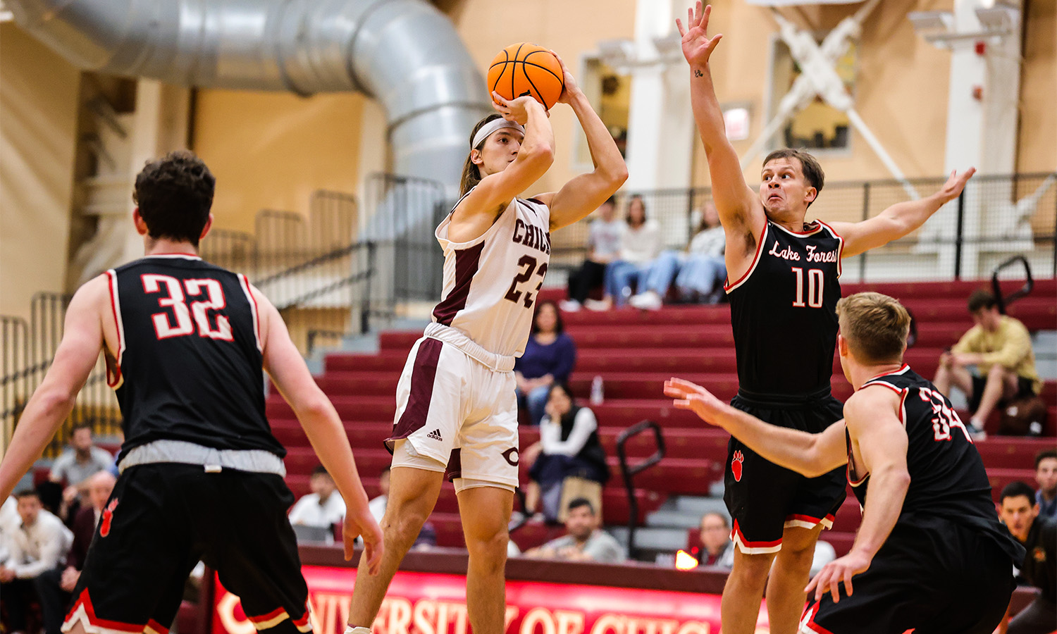 Men's Basketball Downs Albion to Move to 2-0 - University of Chicago
