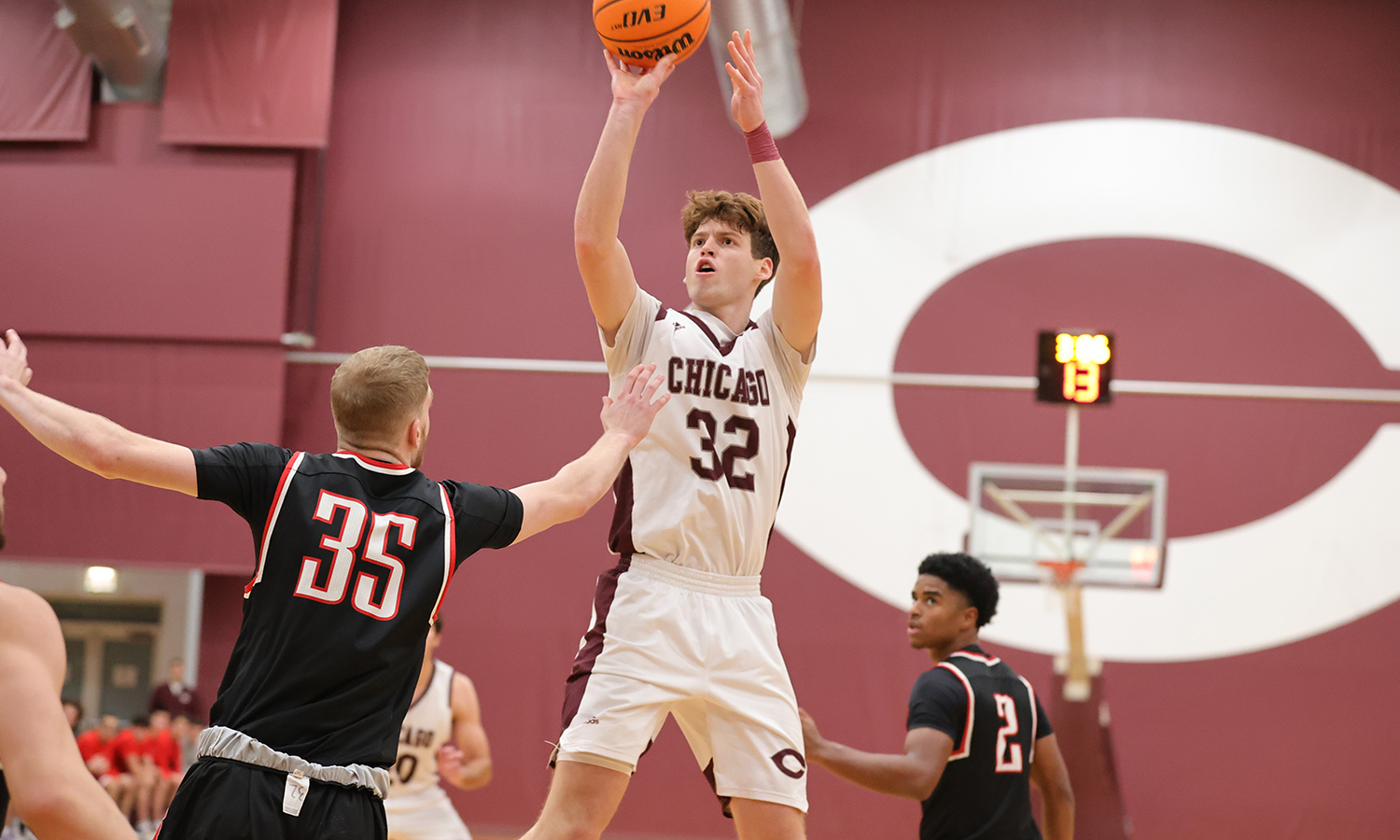 Men's Basketball Holds Off Kalamazoo 72-63 - University of Chicago