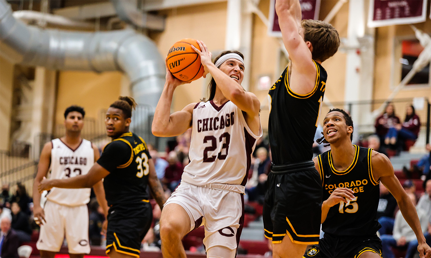 Men's Basketball Defeats Edgewood at Home - University of Chicago
