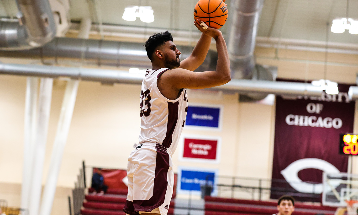 Men's Basketball Edged by Carnegie Mellon - University of Chicago