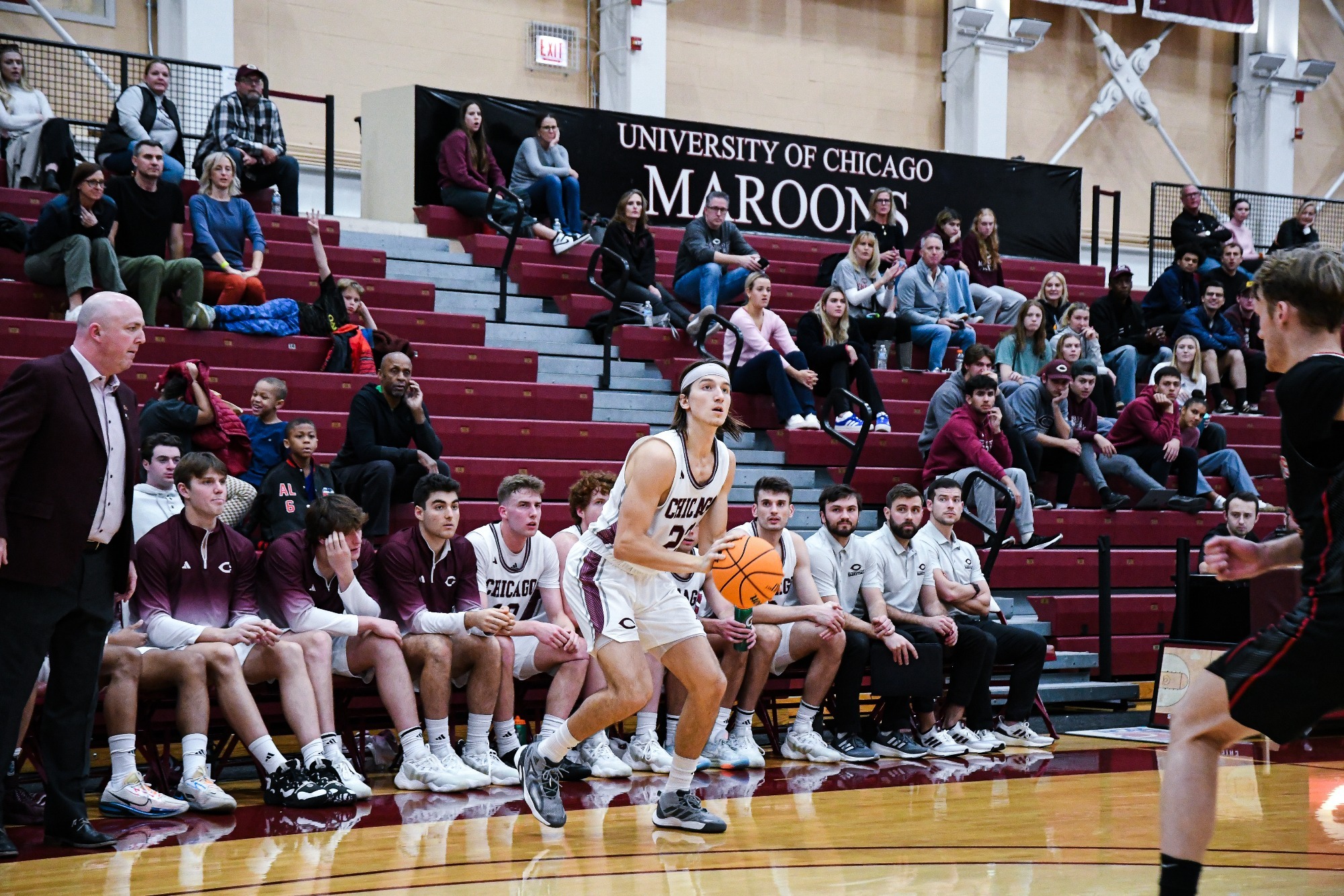 Men's Basketball Fend Off Hornets For Road Win - University of Chicago