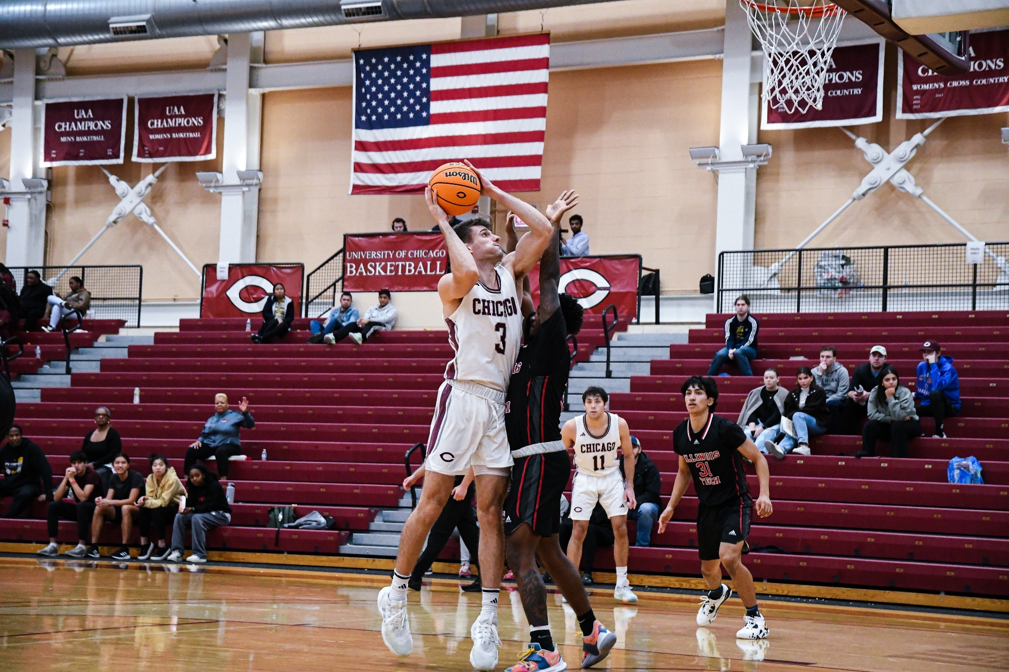 Men's Basketball Stung By Rochester - University of Chicago