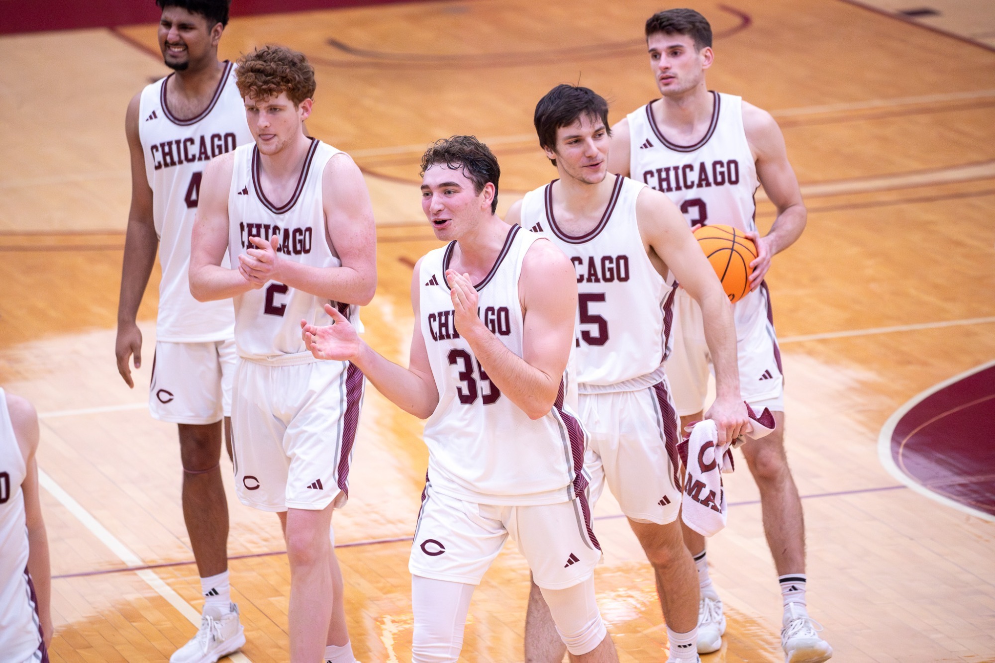 Men's Basketball Upends #16 WashU - University of Chicago