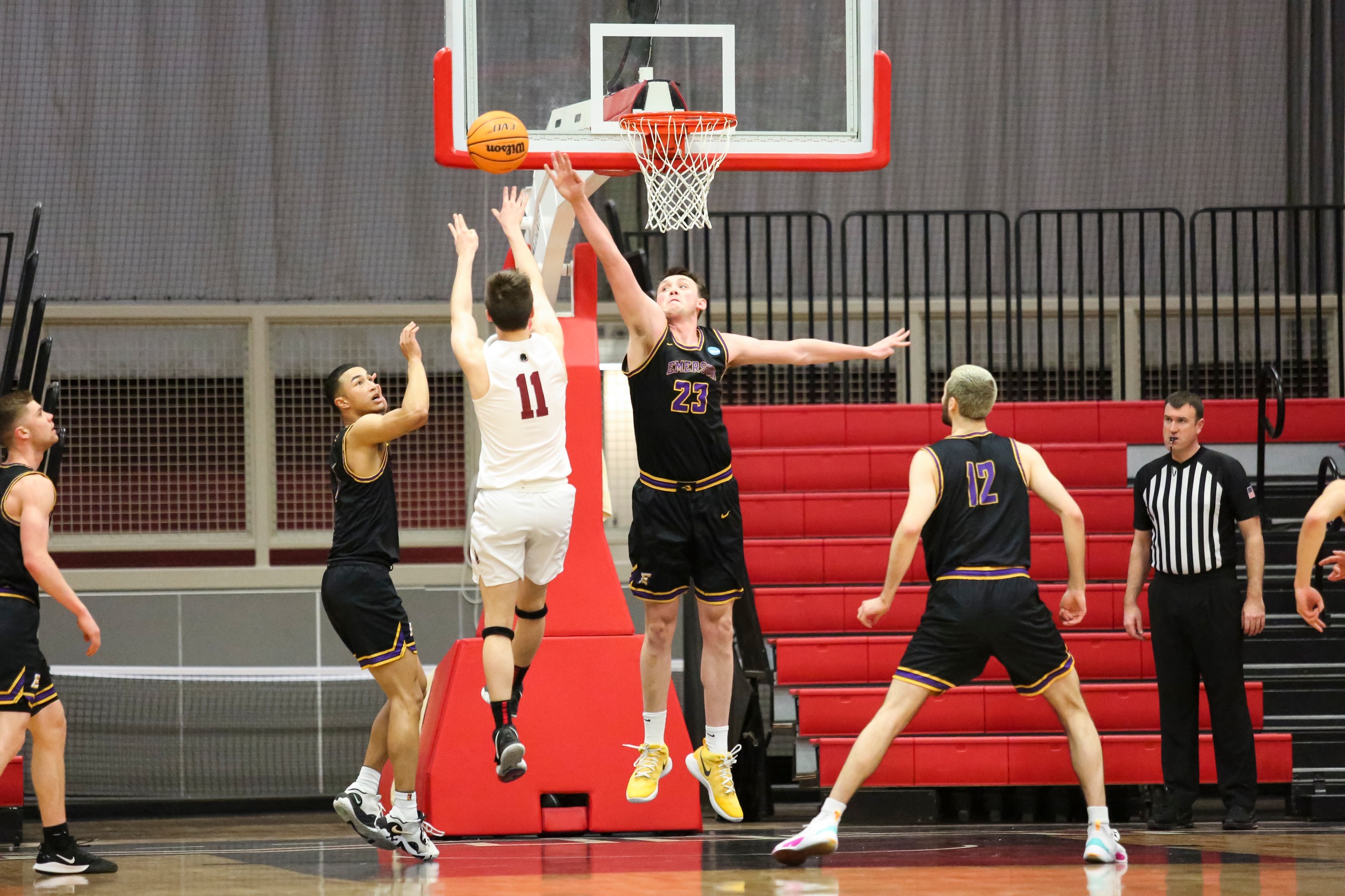 No. 2 Men's Basketball Outlasted By No. 3 Babson, 69-64 - Emerson College