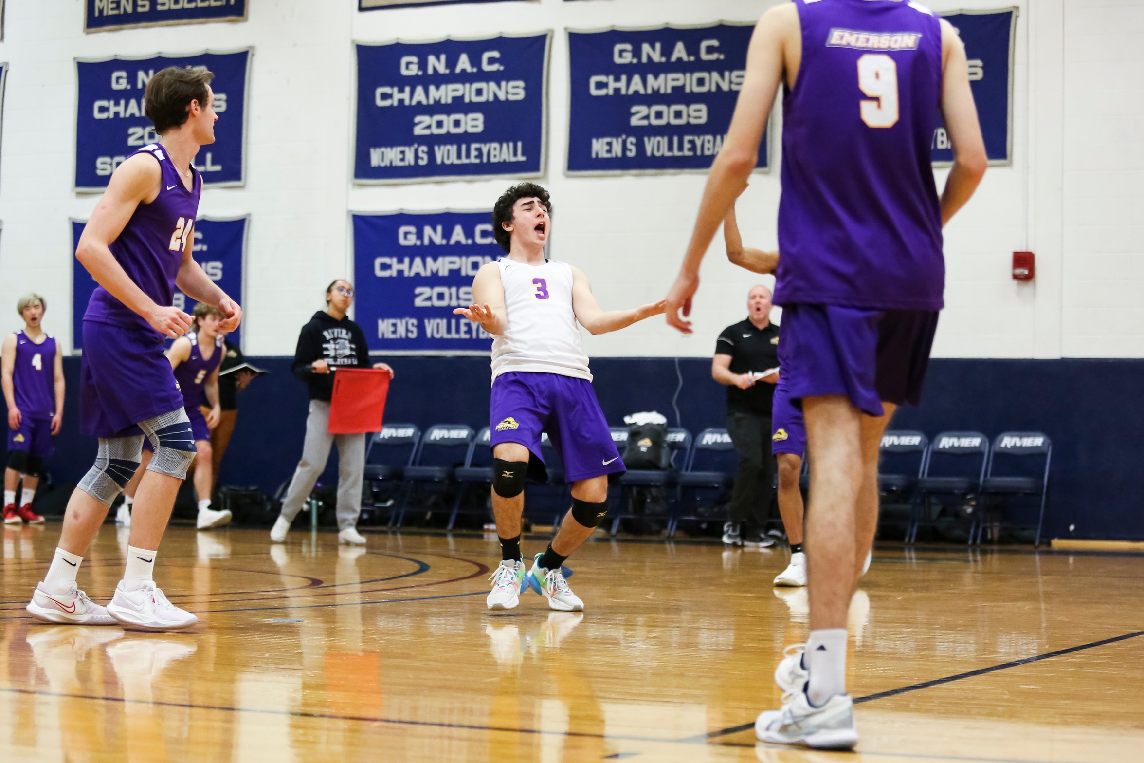 Men's Volleyball Rallies Past Emmanuel (Mass.), 3-2 - Emerson College
