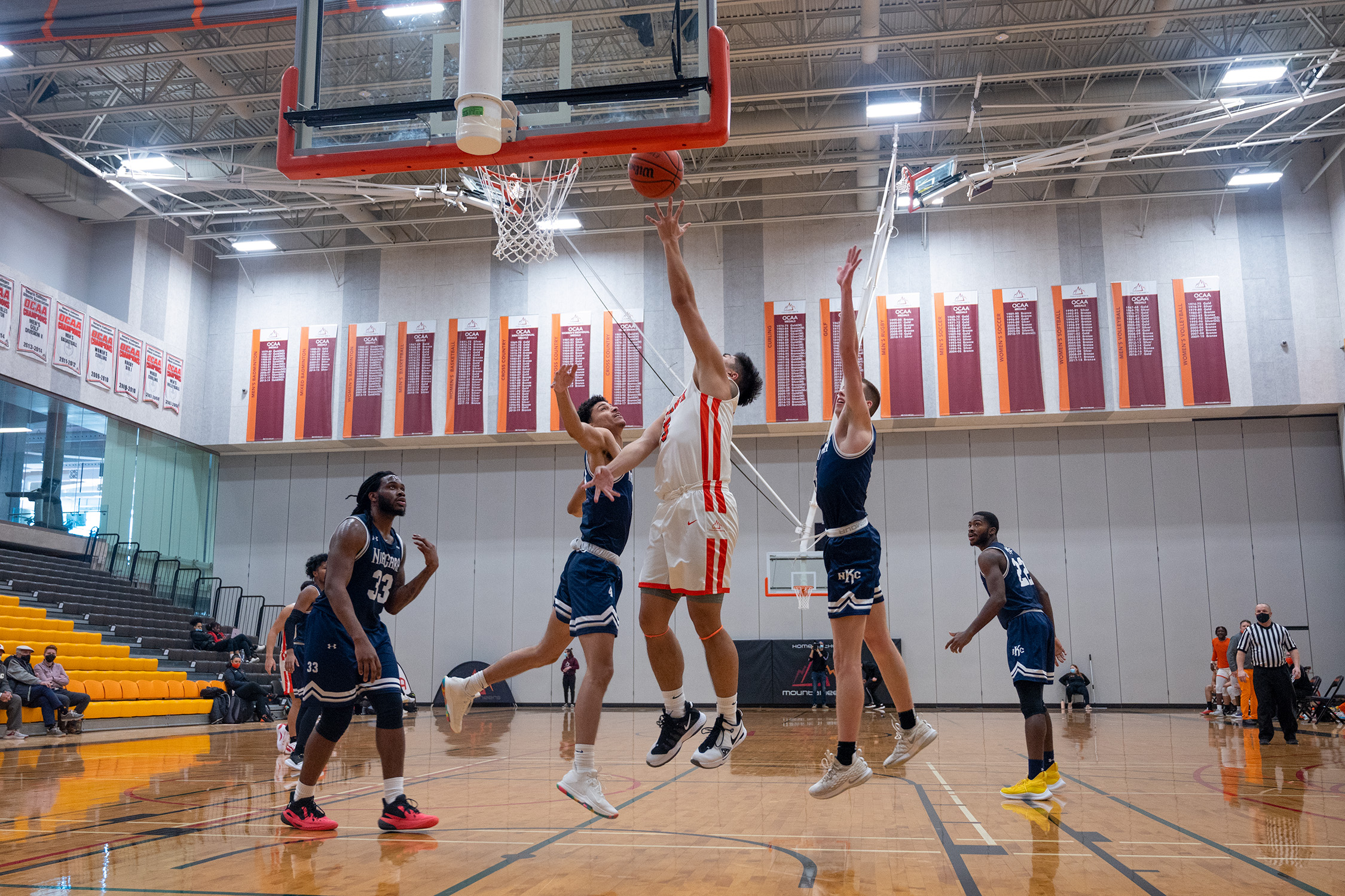 Mountaineers men's basketball fall 88-82 to Knights - Mohawk College