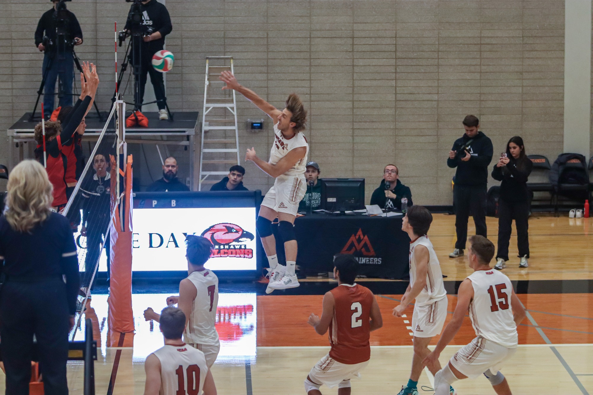 Mountaineers take down No. 1 Falcons in five set road win - Mohawk College