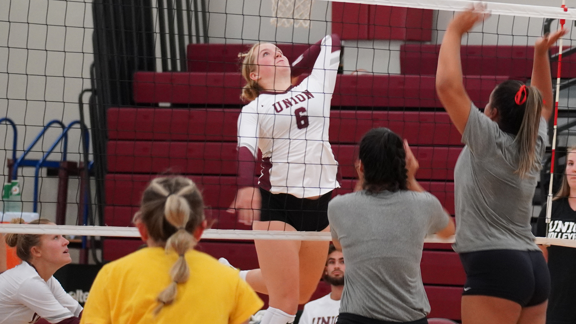 Volleyball Remains Undefeated with Sweep of Castleton - Union College Athletics